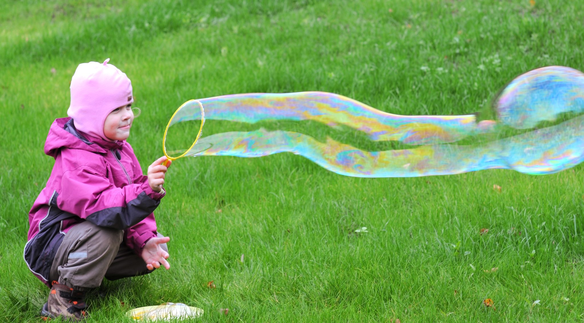 DIY Bubble Solution To Allow The Kids To Blow Huge Bubbles! - Mental Scoop