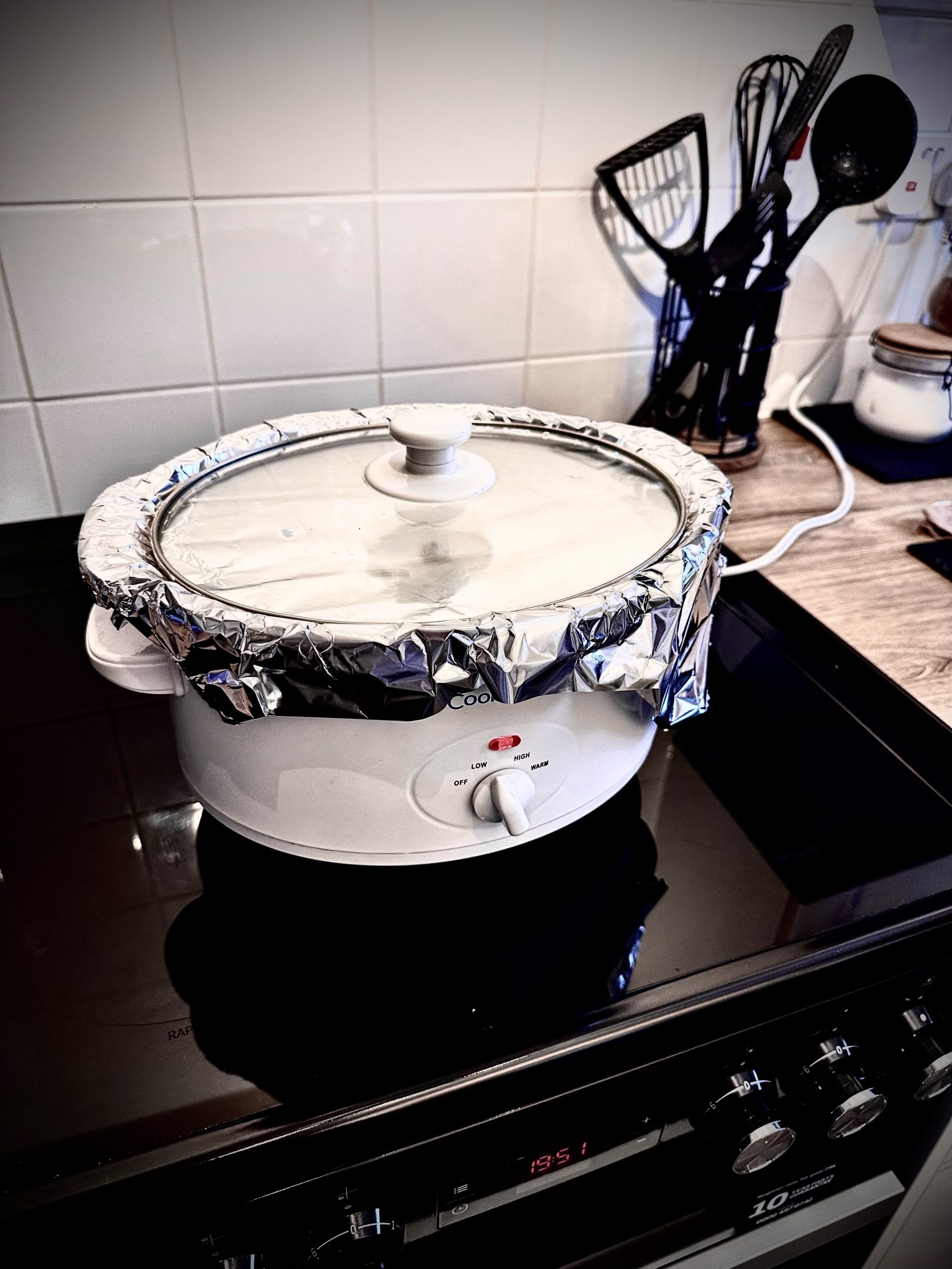 9 Reasons Why You Should Place Foil Under Your Crockpot Lid! - Mental Scoop