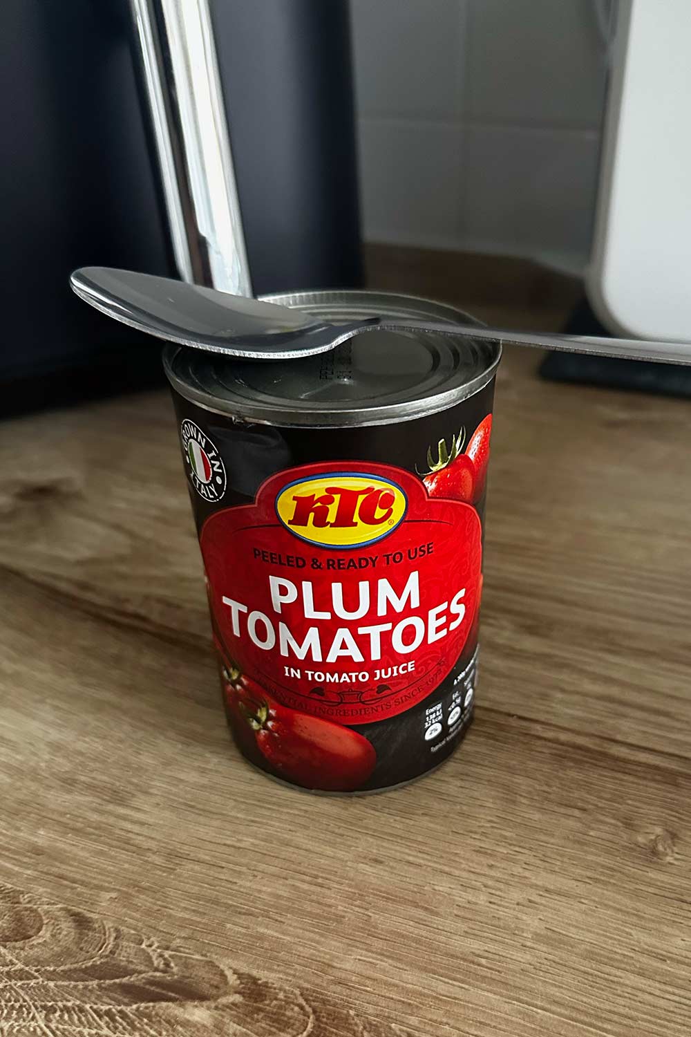 Secret Tip On How To Open A Can Without A Can Opener! - Mental Scoop