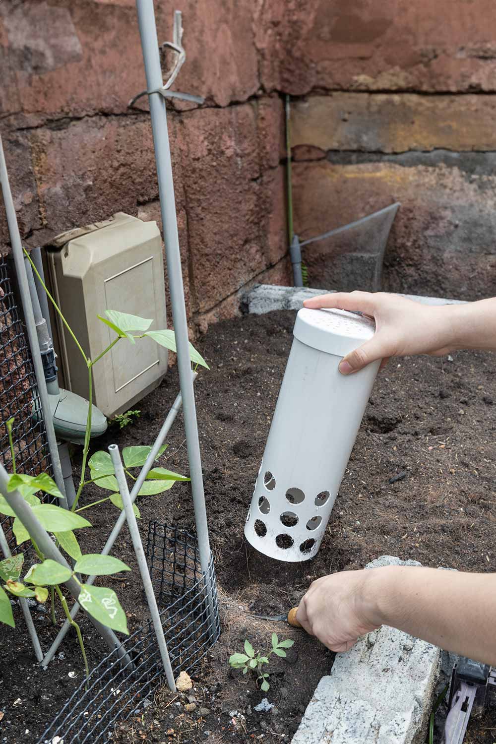 Default-Turn-Kitchen-Scraps-into-Garden-Gold-with-This-Easy-Worm-Tower ...